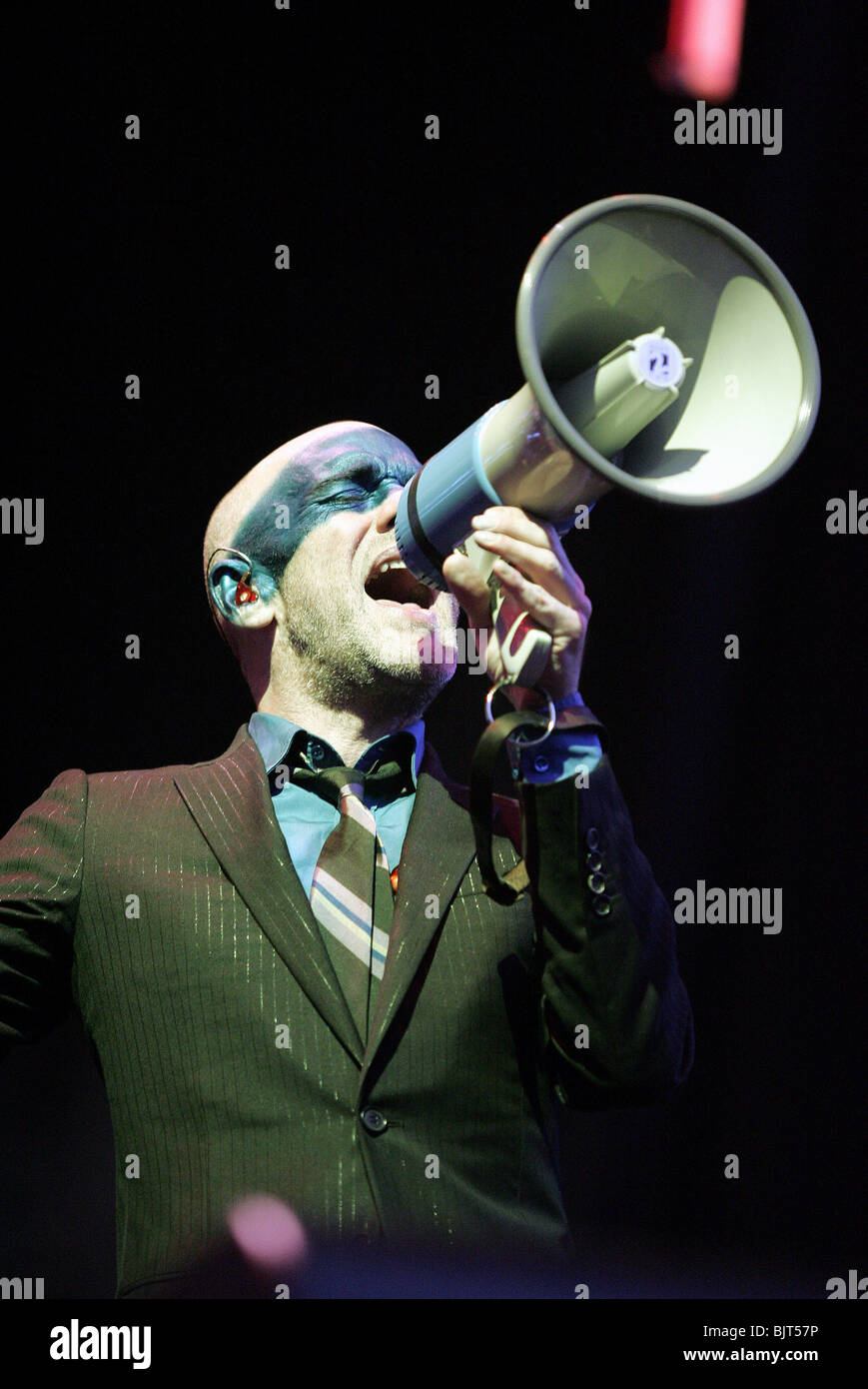 MICHAEL STIPE R.E.M CONCERT HULL KC STADIUM 05 July 2005 Stock Photo ...