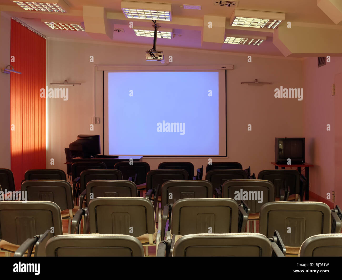 Empty conference room with blank projector screen Stock Photo - Alamy