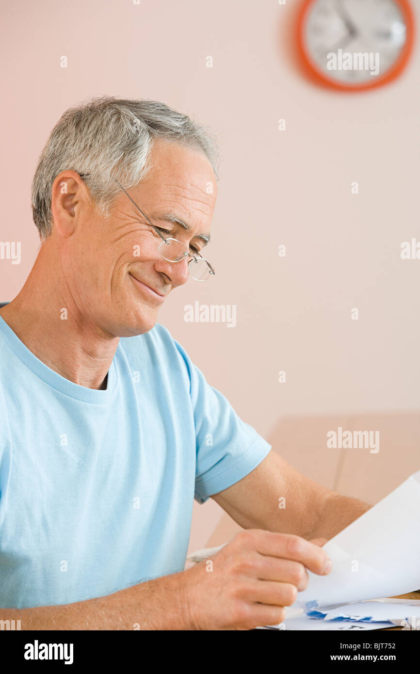 A man reading a letter Stock Photo - Alamy