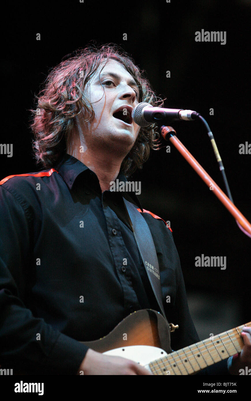 DAVID MCCABE R.E.M CONCERT HULL KC STADIUM 05 July 2005 Stock Photo - Alamy