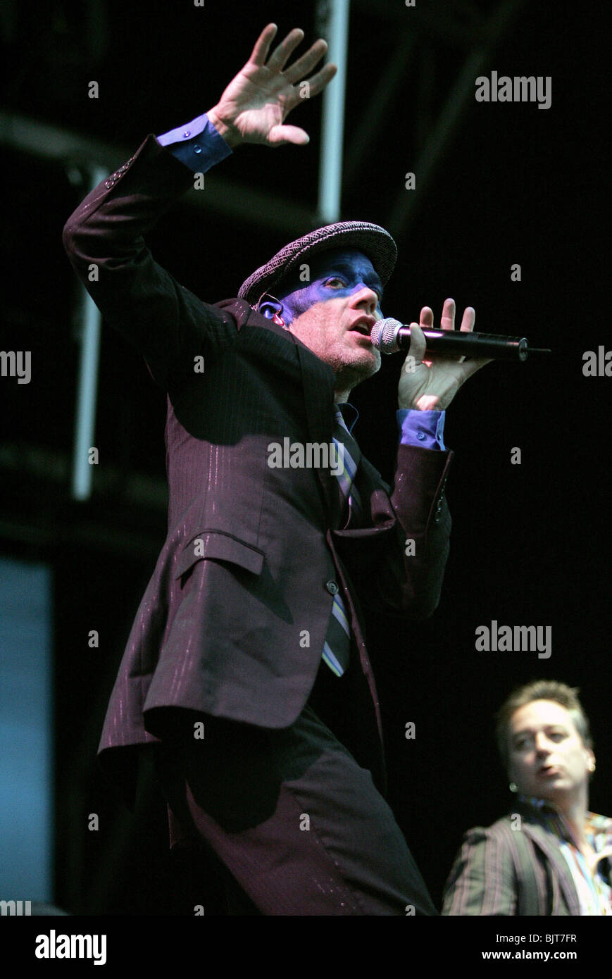 MICHAEL STIPE R.E.M CONCERT HULL KC STADIUM 05 July 2005 Stock Photo ...