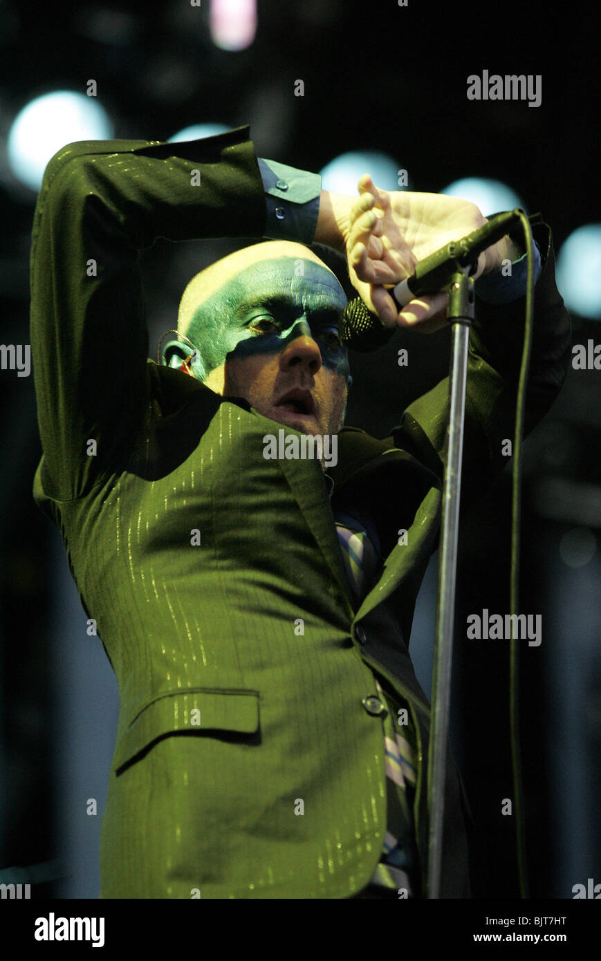MICHAEL STIPE R.E.M CONCERT HULL KC STADIUM 05 July 2005 Stock Photo ...