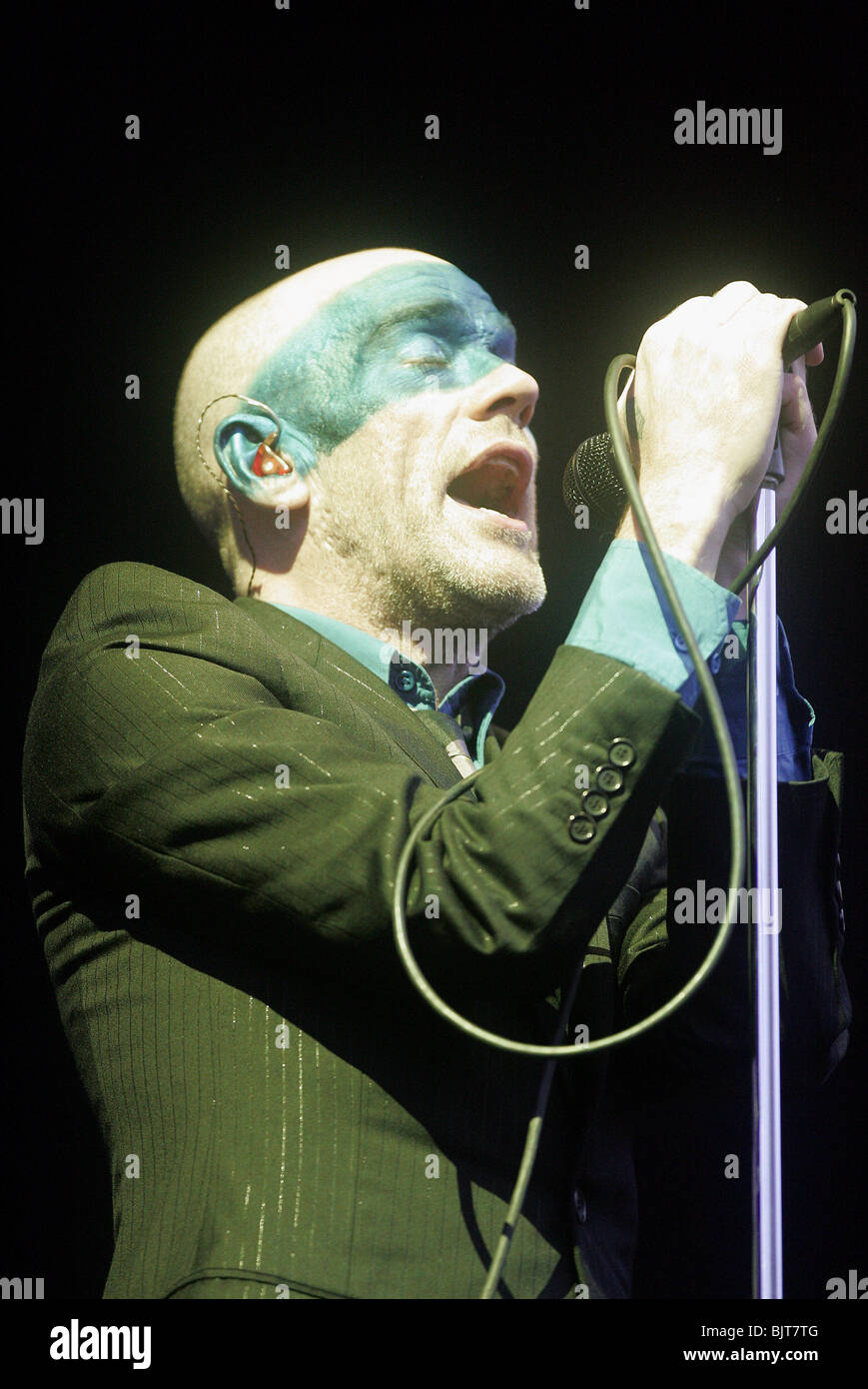 MICHAEL STIPE R.E.M CONCERT HULL KC STADIUM 05 July 2005 Stock Photo ...
