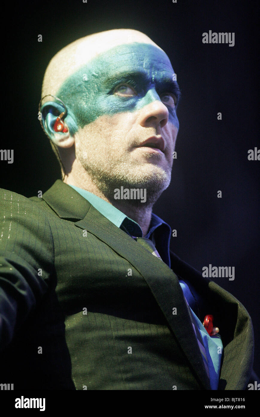 MICHAEL STIPE R.E.M CONCERT HULL KC STADIUM 05 July 2005 Stock Photo ...