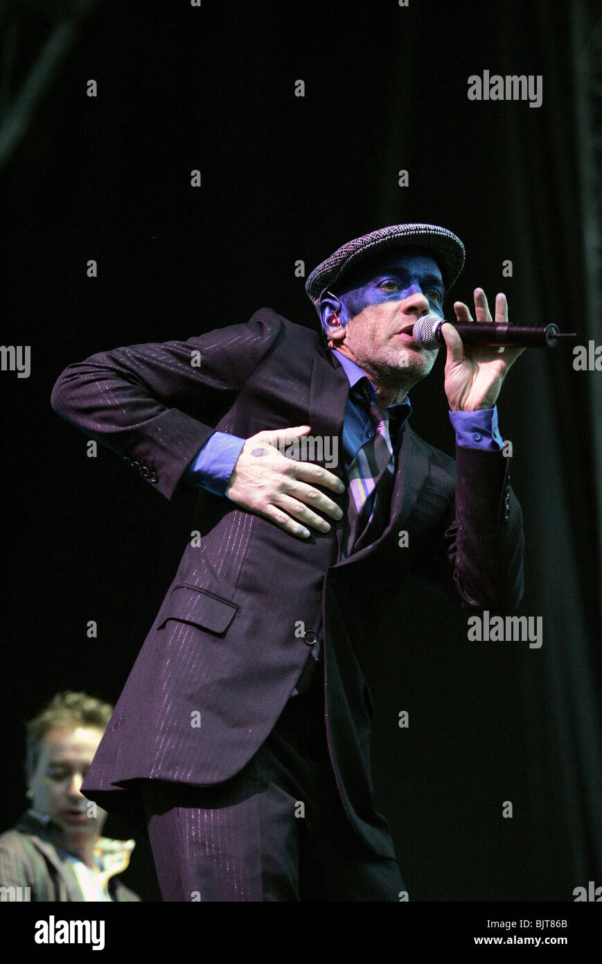 MICHAEL STIPE R.E.M CONCERT HULL KC STADIUM 05 July 2005 Stock Photo ...