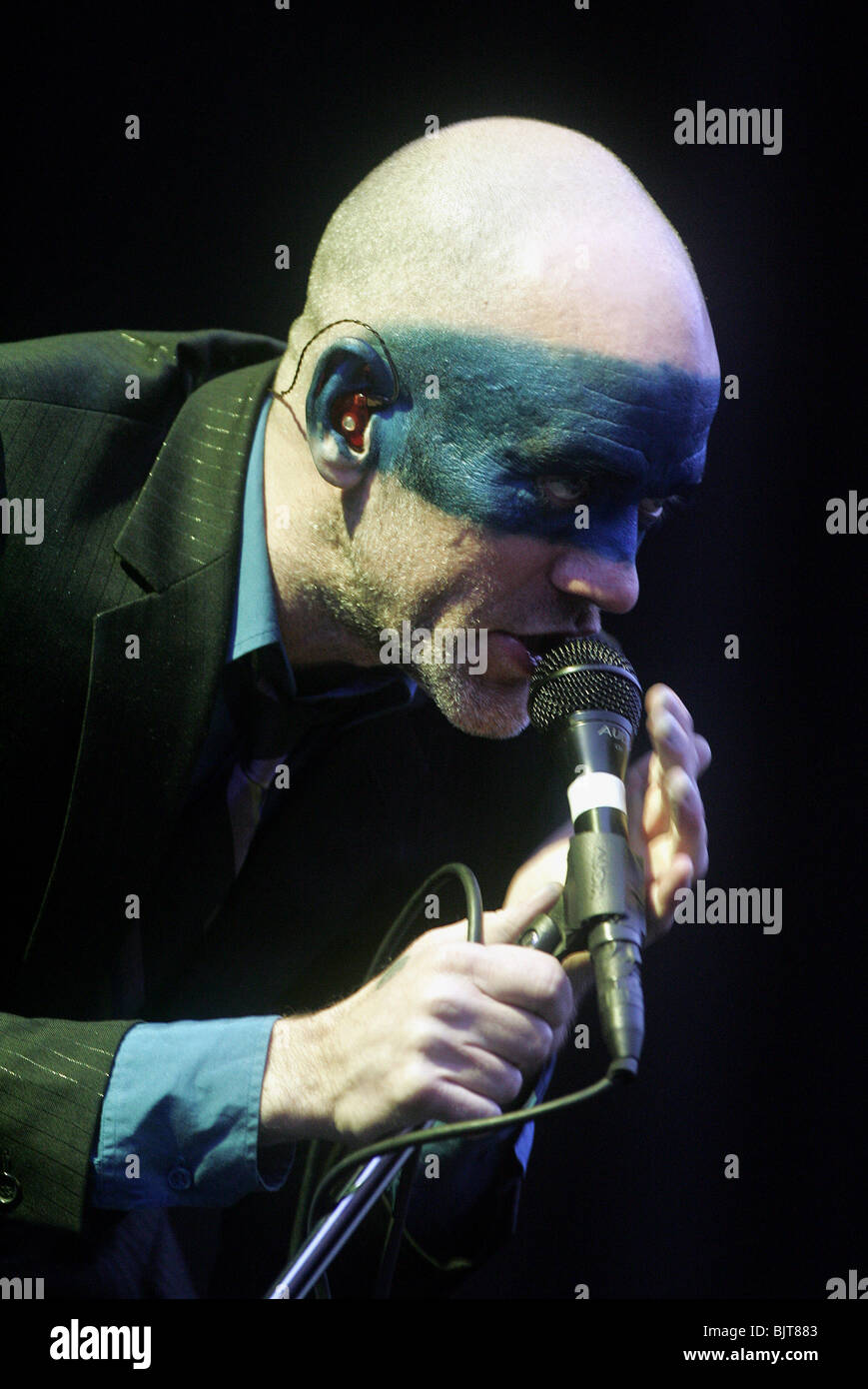MICHAEL STIPE R.E.M CONCERT HULL KC STADIUM 05 July 2005 Stock Photo ...