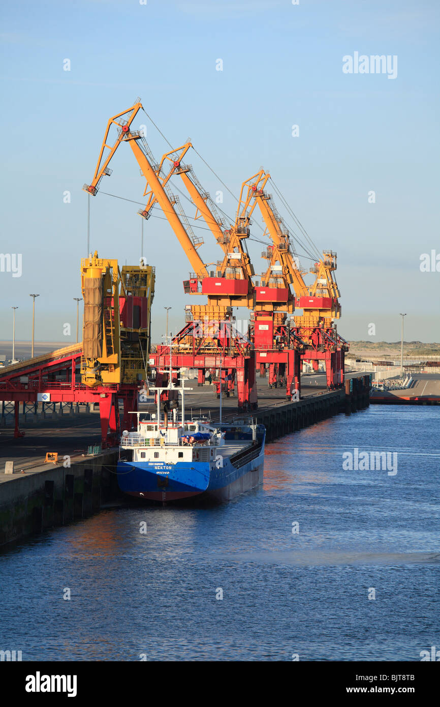 Calais port hi-res stock photography and images - Alamy