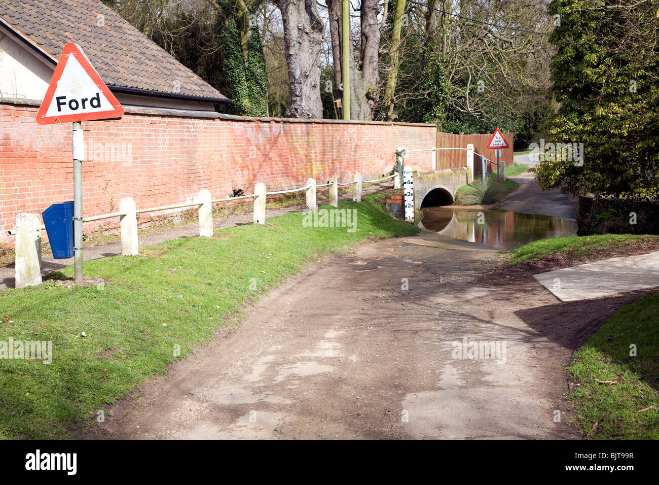 Ford road sign hi-res stock photography and images - Alamy