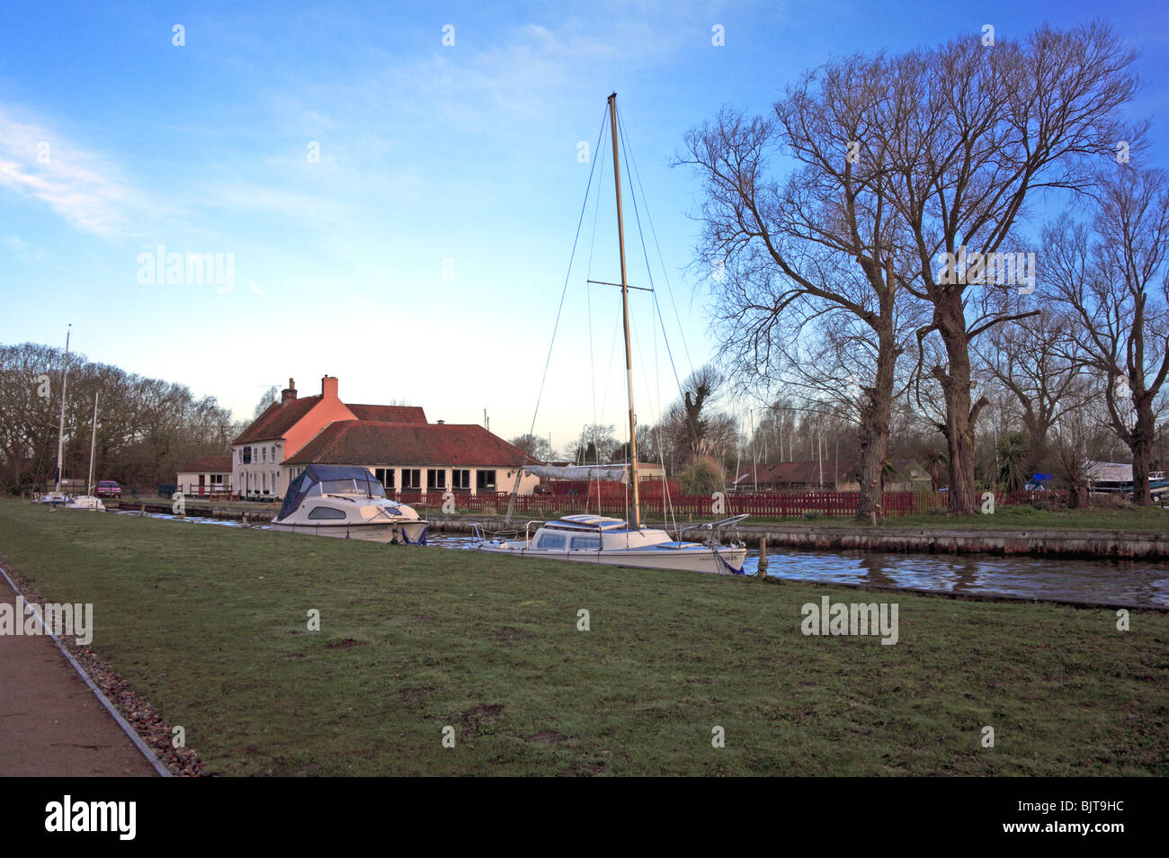 The staithe and Pleasure Boat Inn at Hickling, Norfolk, England, United ...