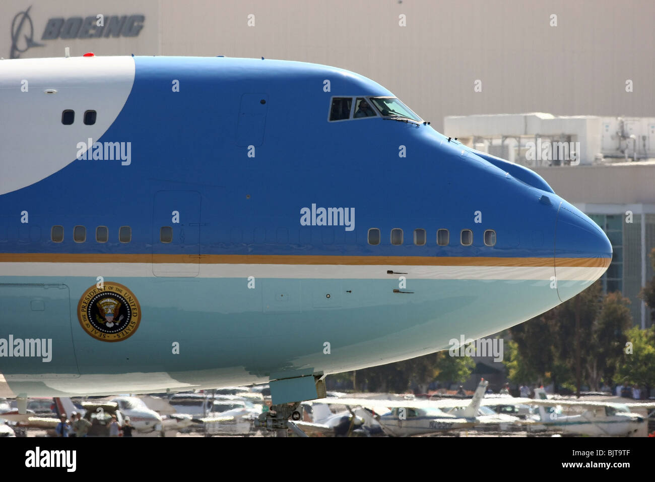 Barack obama air force one 2009 hi-res stock photography and images - Alamy
