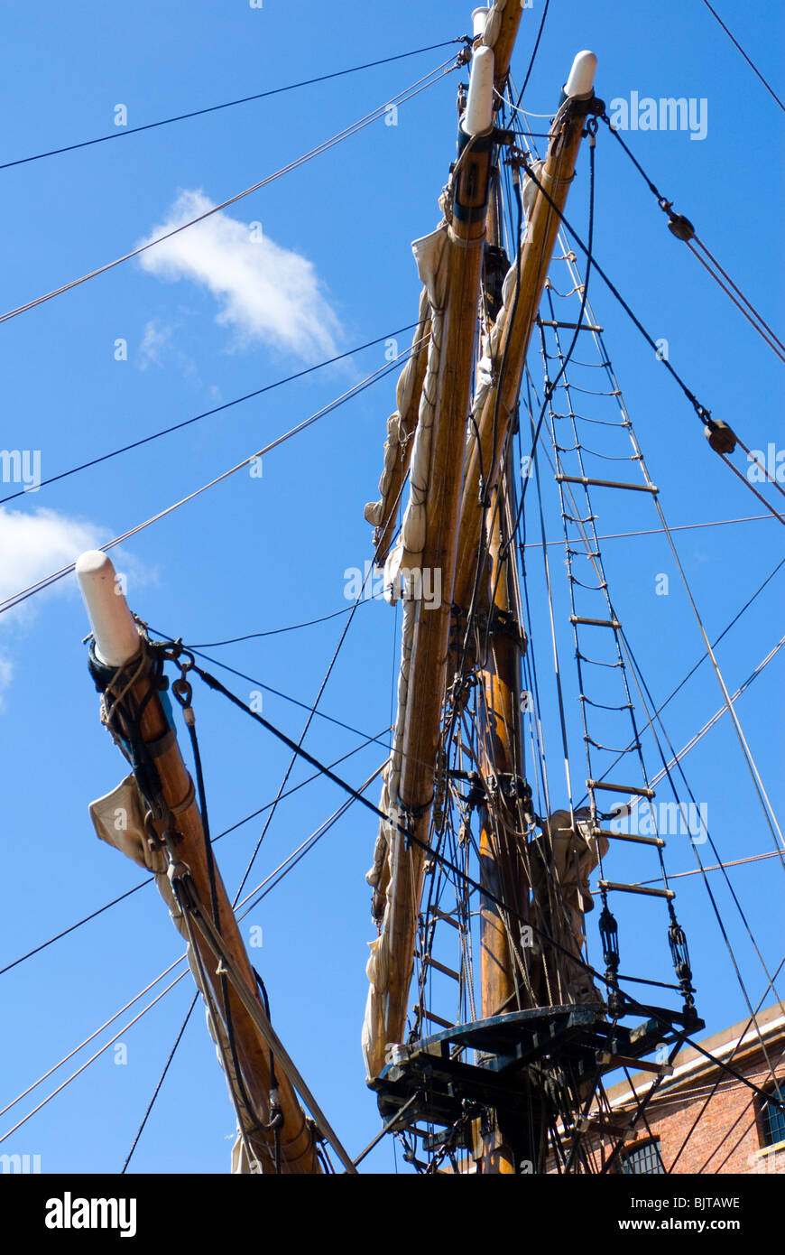 Ship sail yardarm hi-res stock photography and images - Alamy