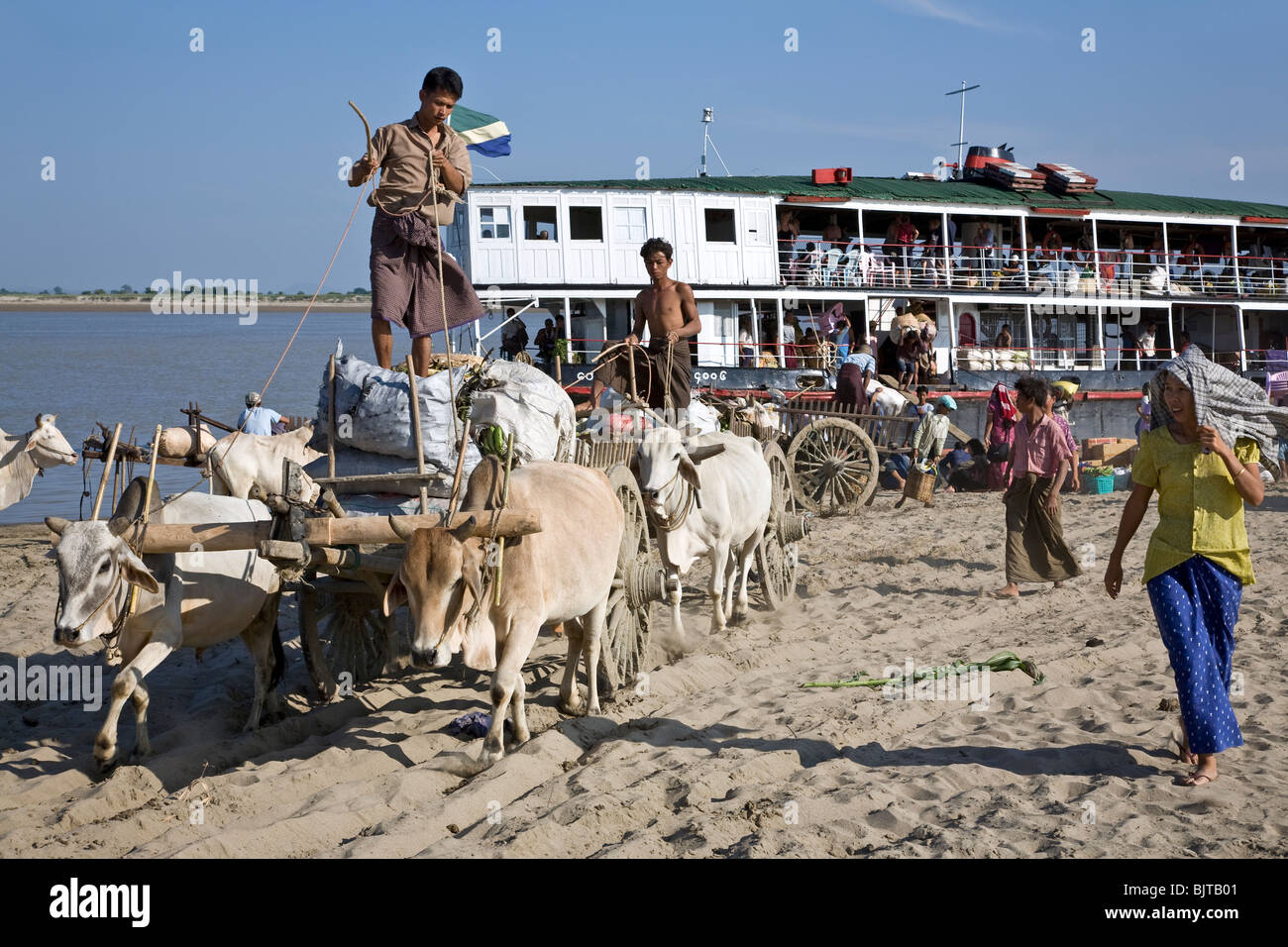 Pakokku. Boat stop on the route Mandalay-Bagan. Ayeyarwady river ...