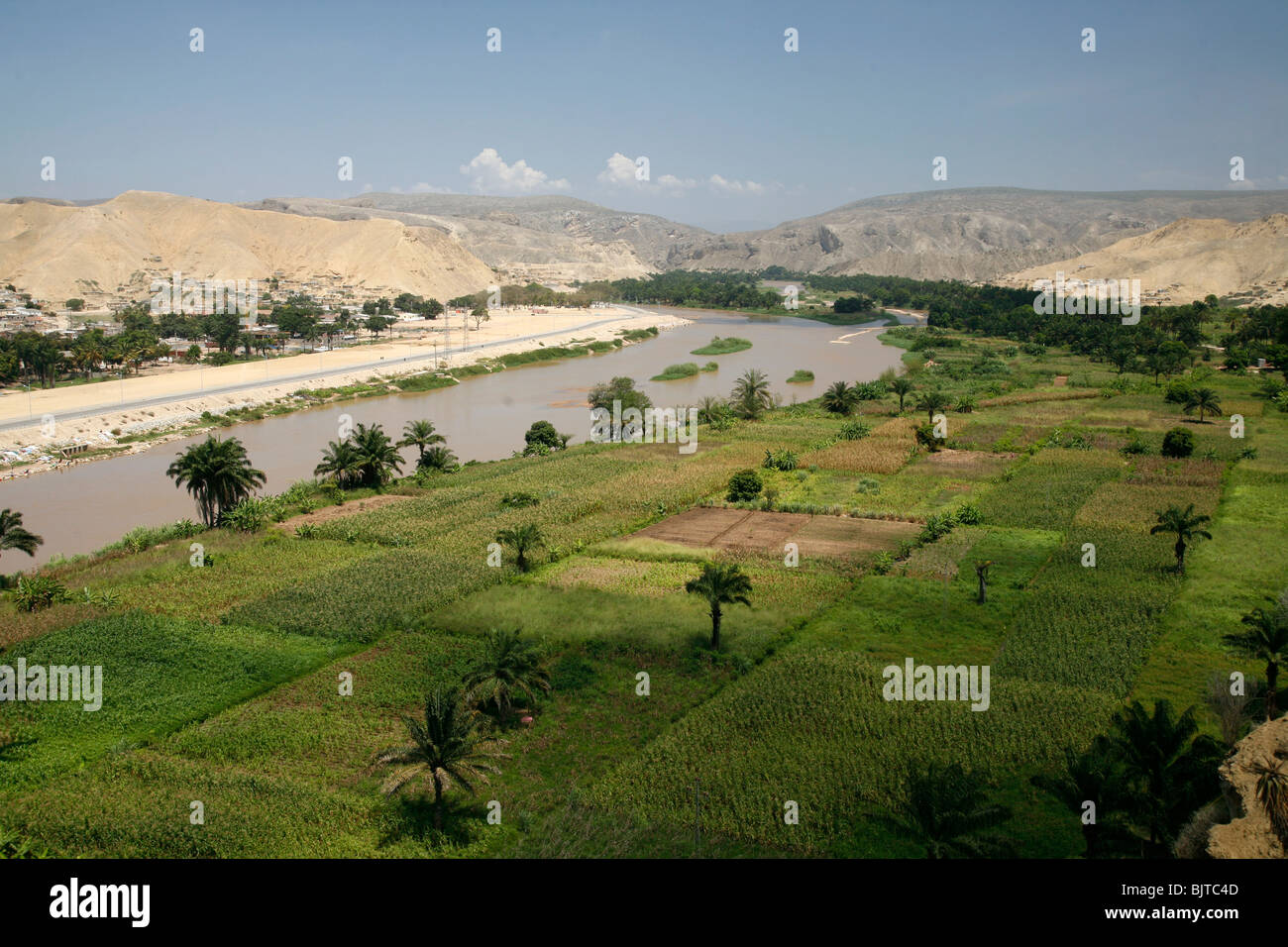 Green fields with river hi-res stock photography and images - Alamy