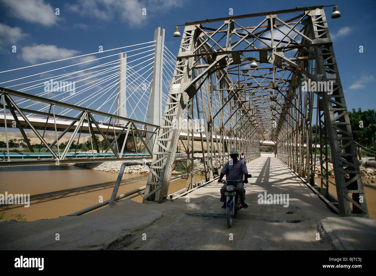 A newly built bridge lies next to the old bridge connecting Lobito ...