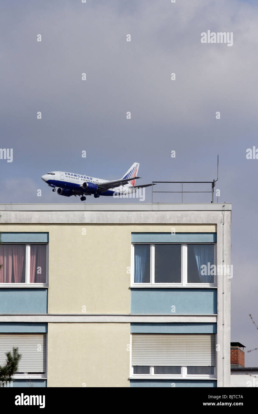 Plane flying over houses hi-res stock photography and images - Alamy