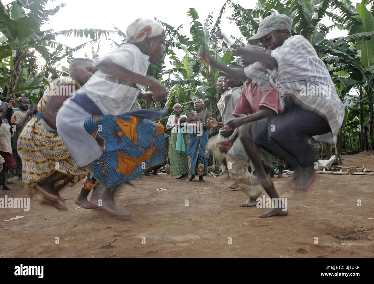 Pygmy people dancing hi-res stock photography and images - Alamy