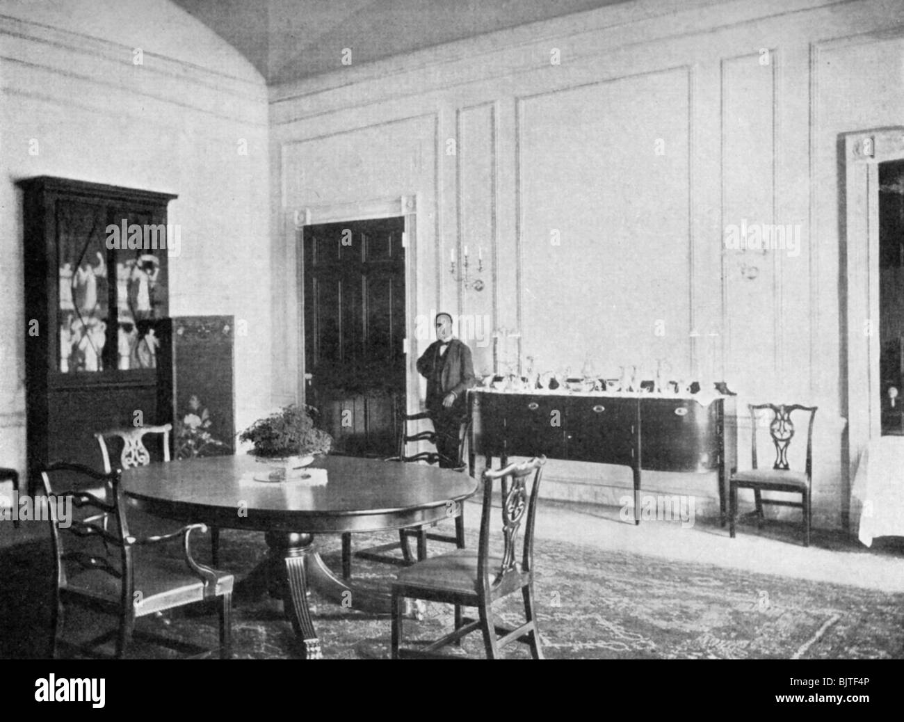 White dining room usa Black and White Stock Photos & Images - Alamy