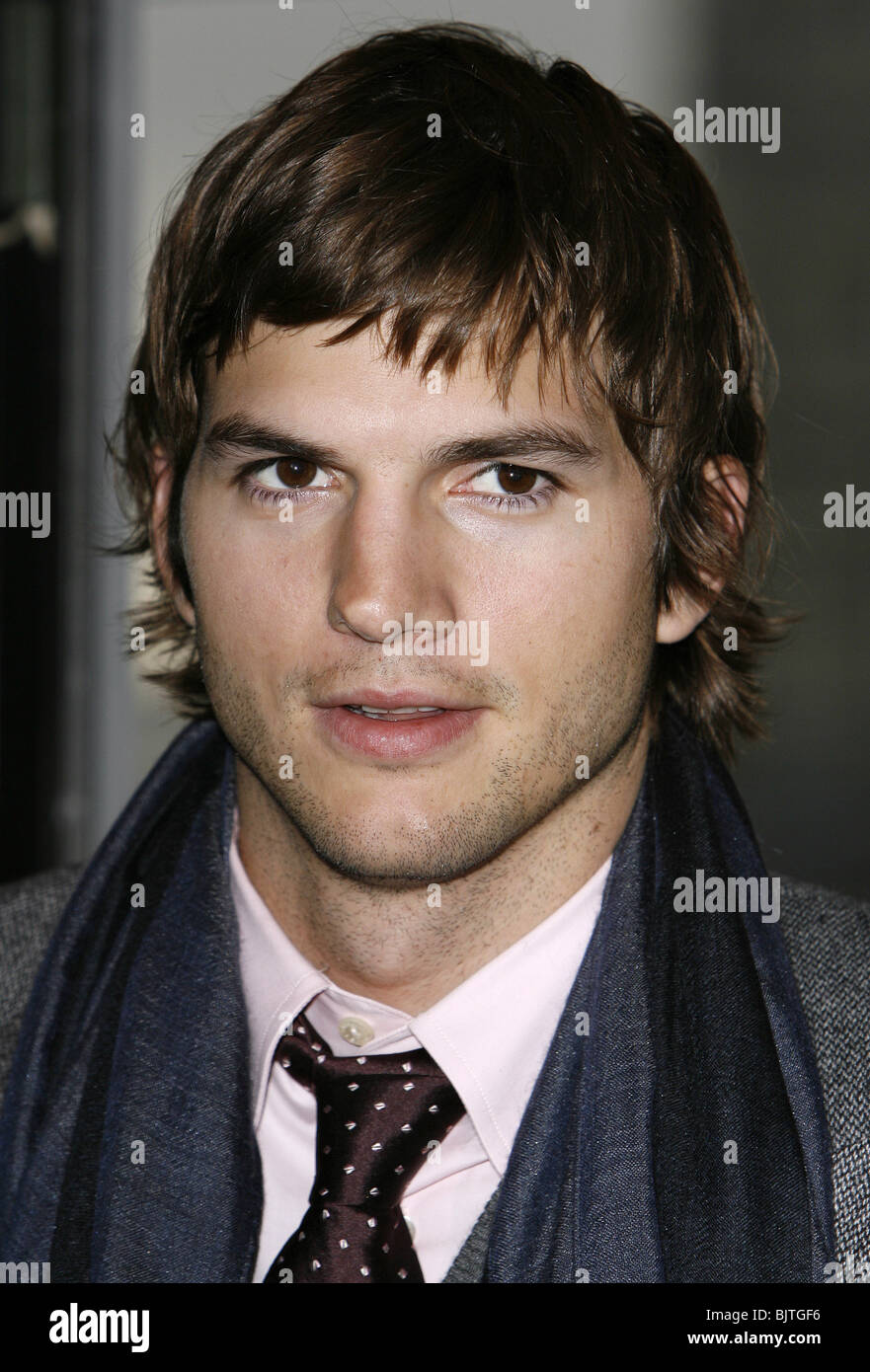 The guardian 2006 ashton kutcher hi-res stock photography and images ...