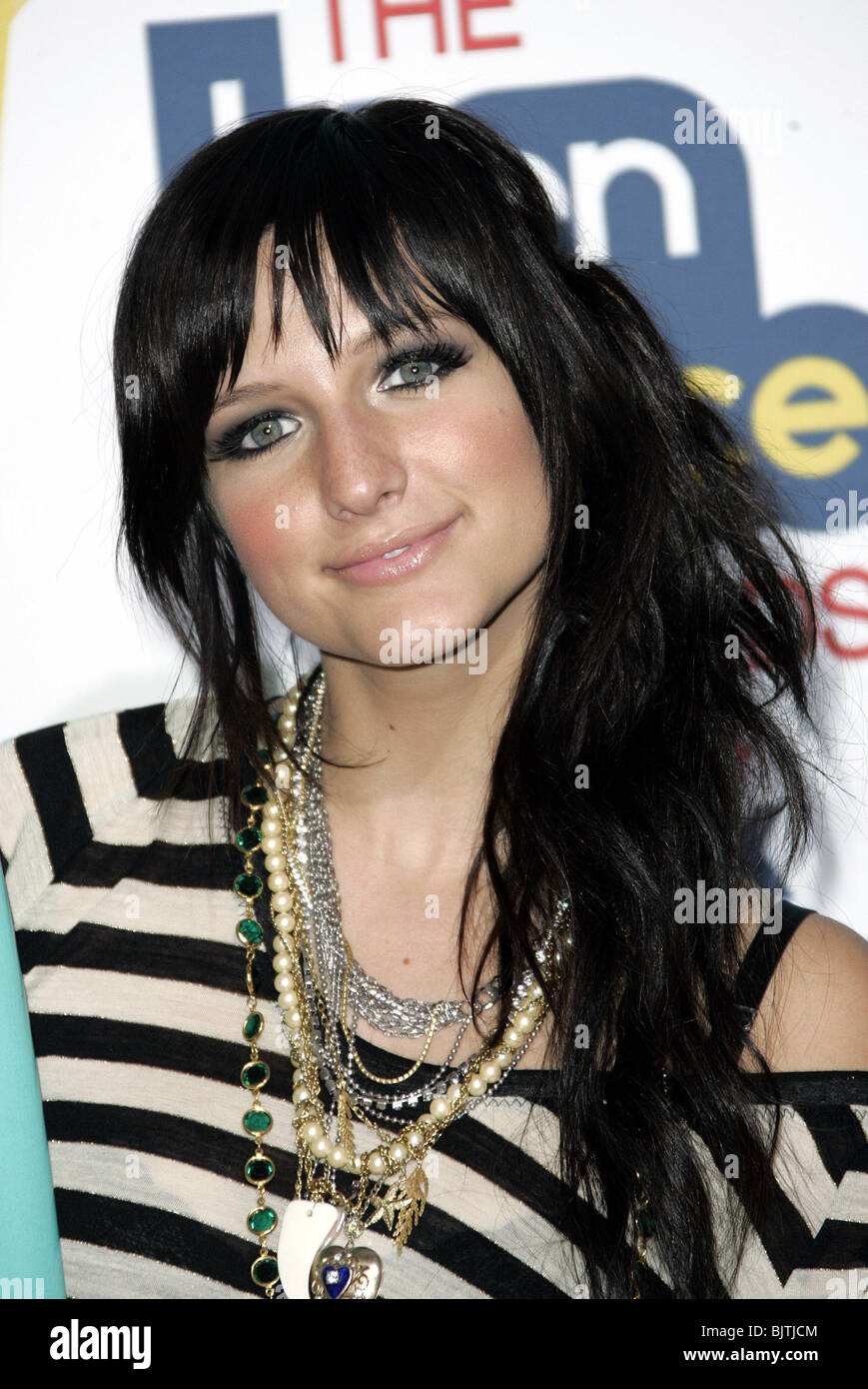 ASHLEE SIMPSON TEEN CHOICE AWARDS 2004 UNIVERSAL AMPHITHEATRE BURBANK ...