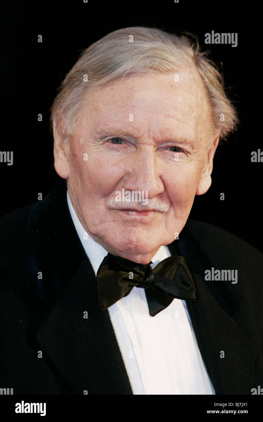 Leslie phillips british actor hi-res stock photography and images - Alamy