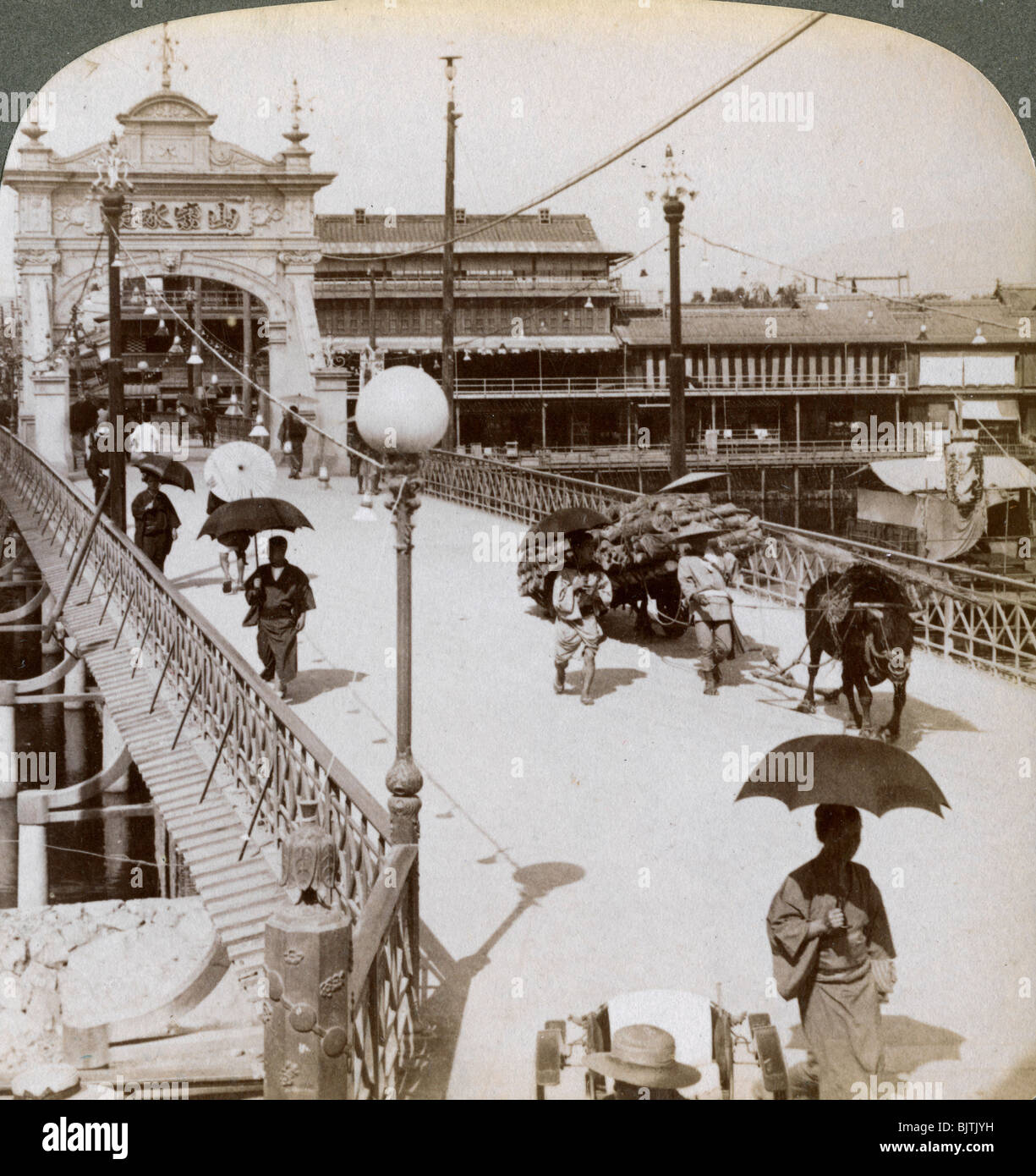 Looking west over the Kamo River (Kamogawa) at Shijo bridge, Kyoto ...