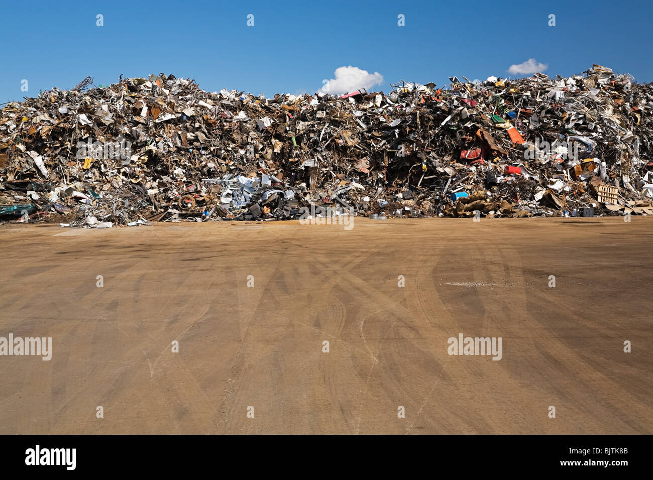 Scrap yard hi-res stock photography and images - Alamy
