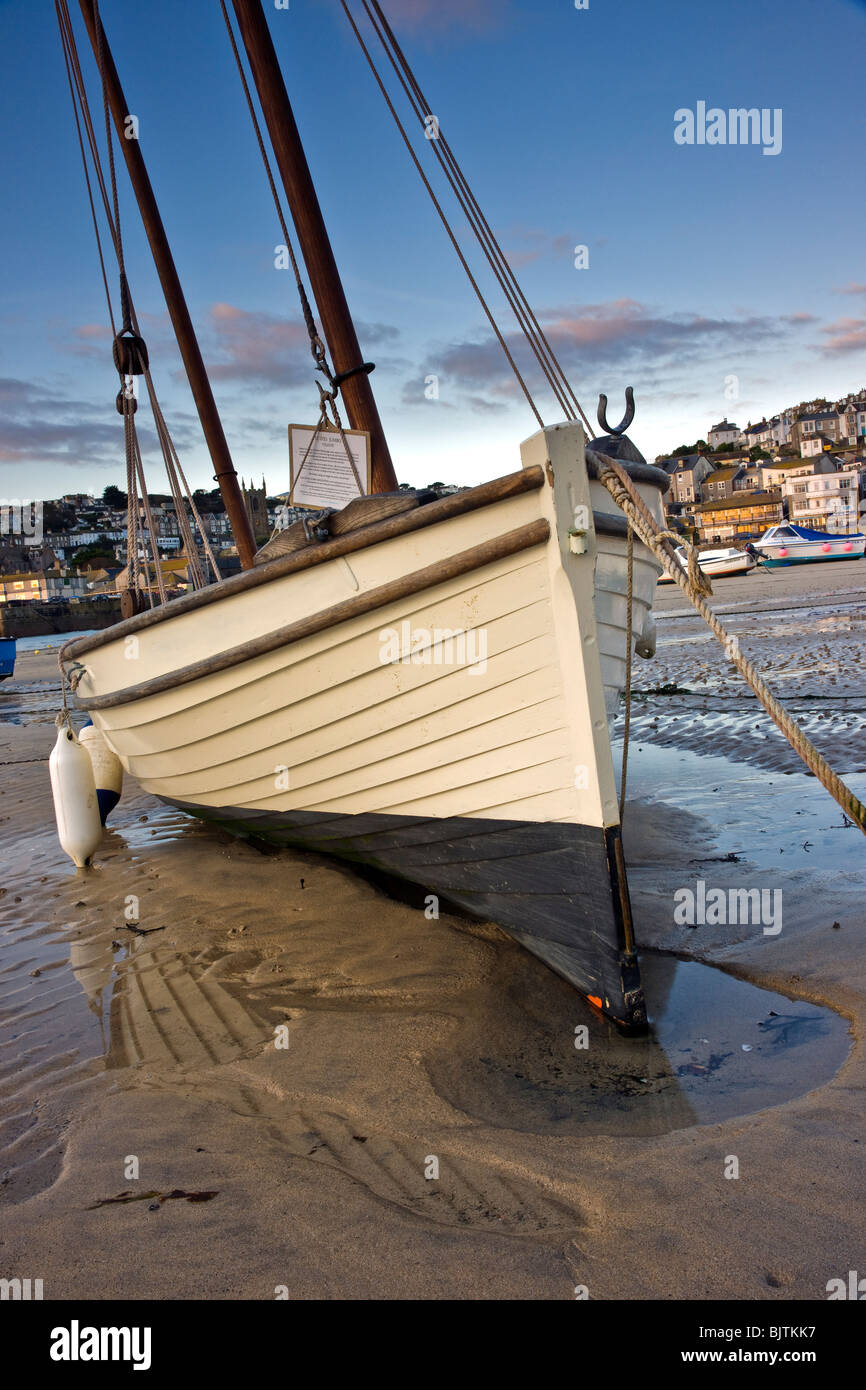 Cornish fishing boat hi-res stock photography and images - Alamy