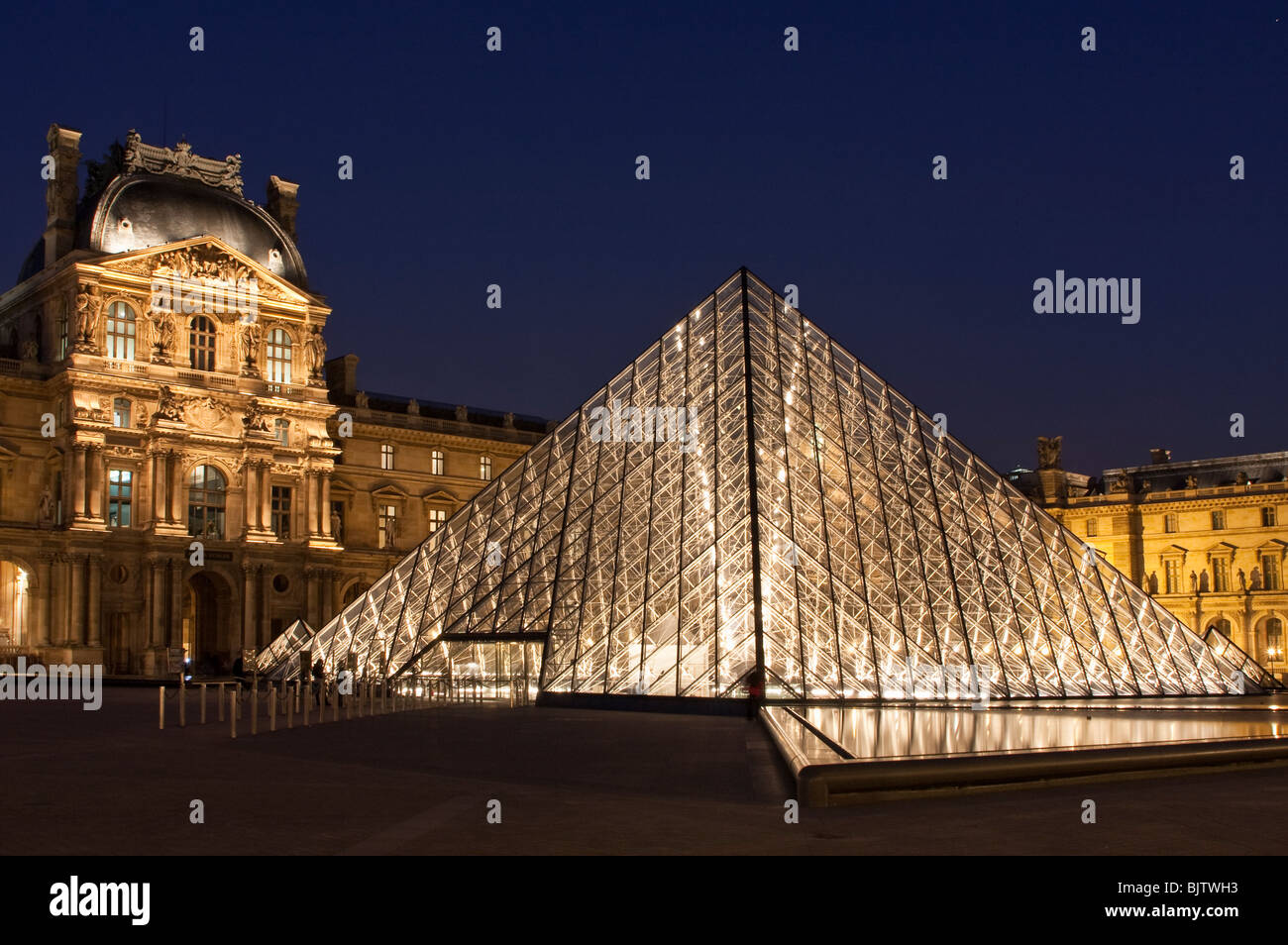 Louvre courtyard hi-res stock photography and images - Alamy