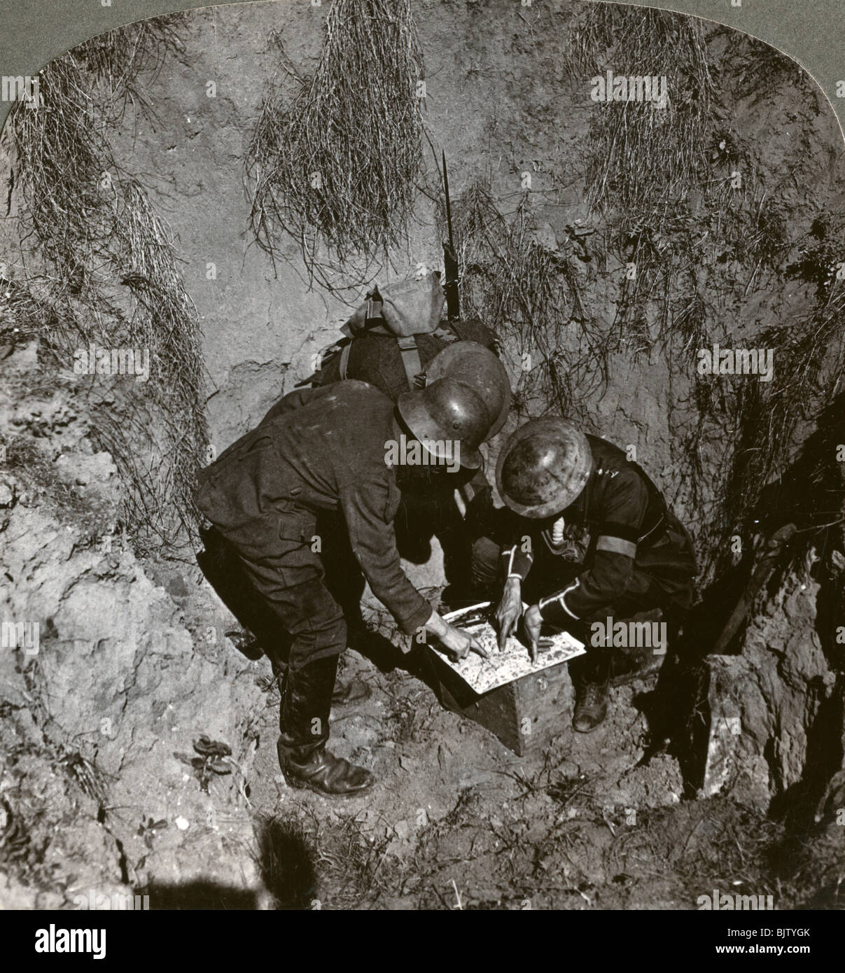 Captured German prisoner giving information to his captors, World War I ...