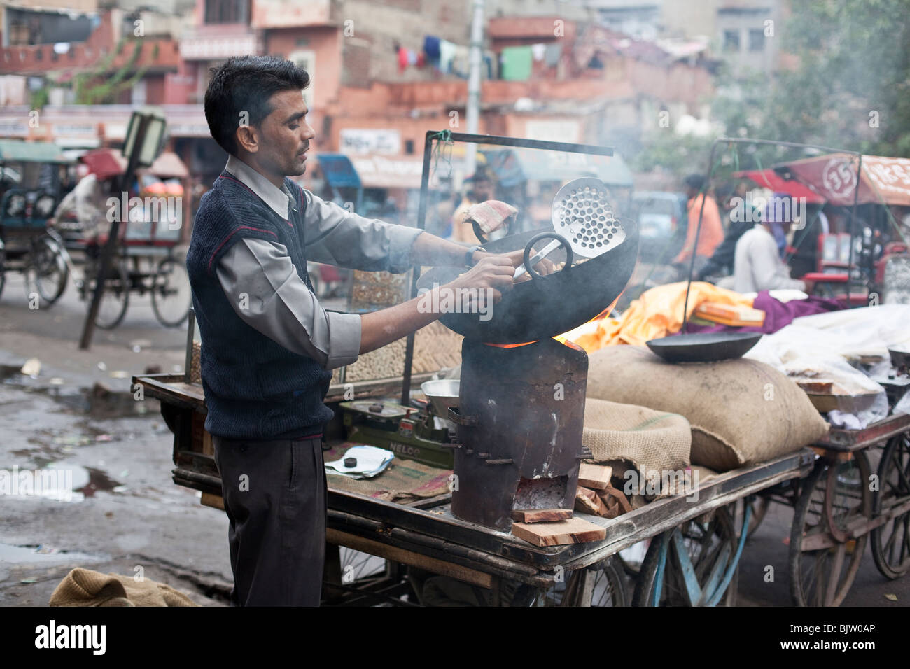 India street food cart hi-res stock photography and images - Alamy