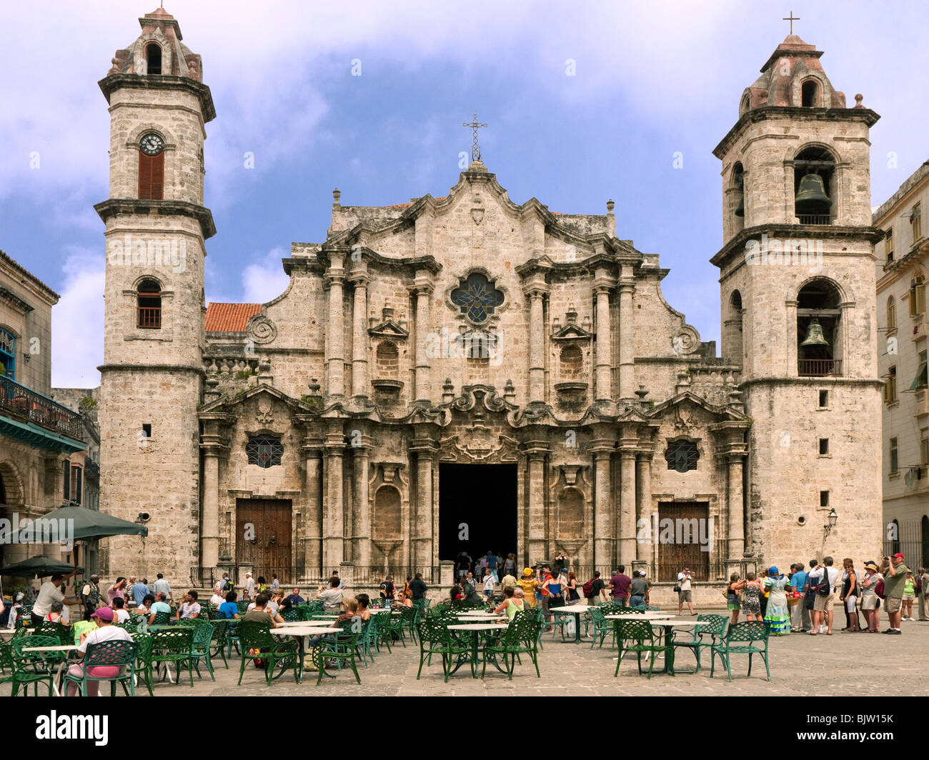 Havana architecture catherdral hi-res stock photography and images - Alamy