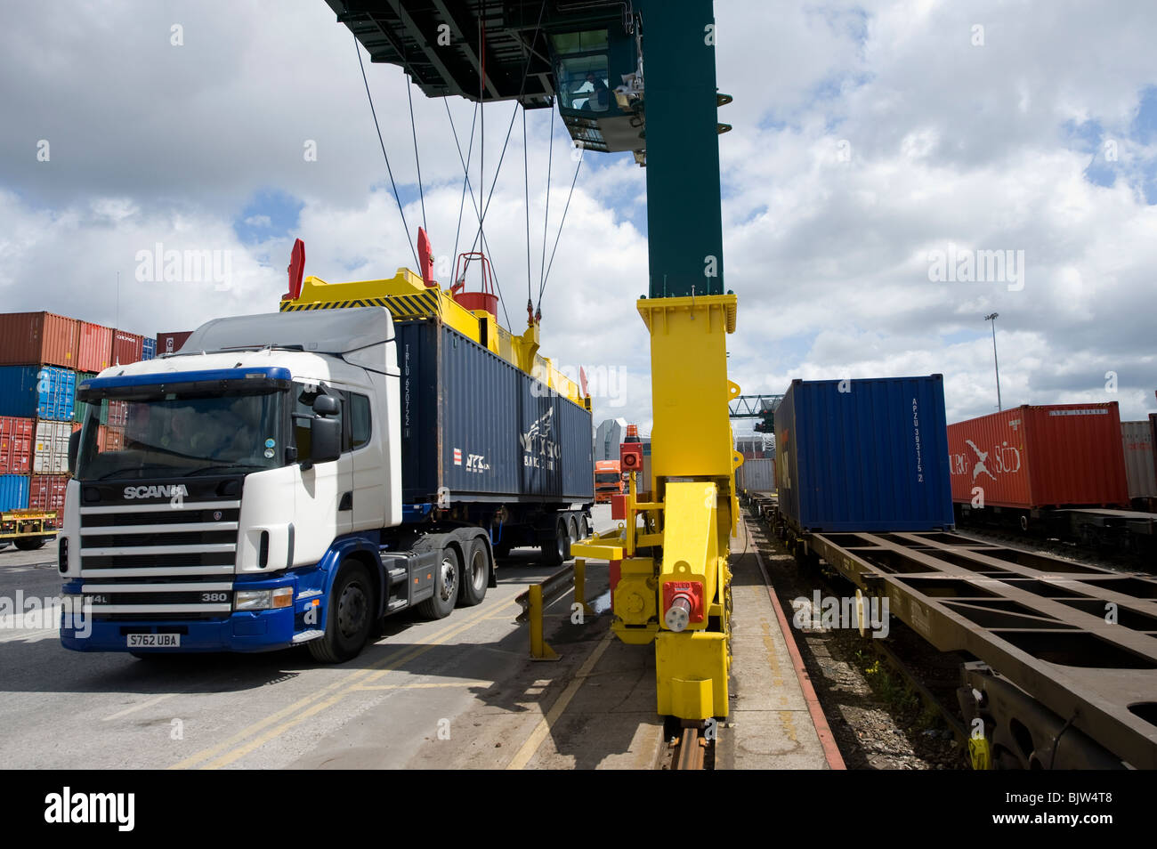 Lorrys container uk hi-res stock photography and images - Alamy