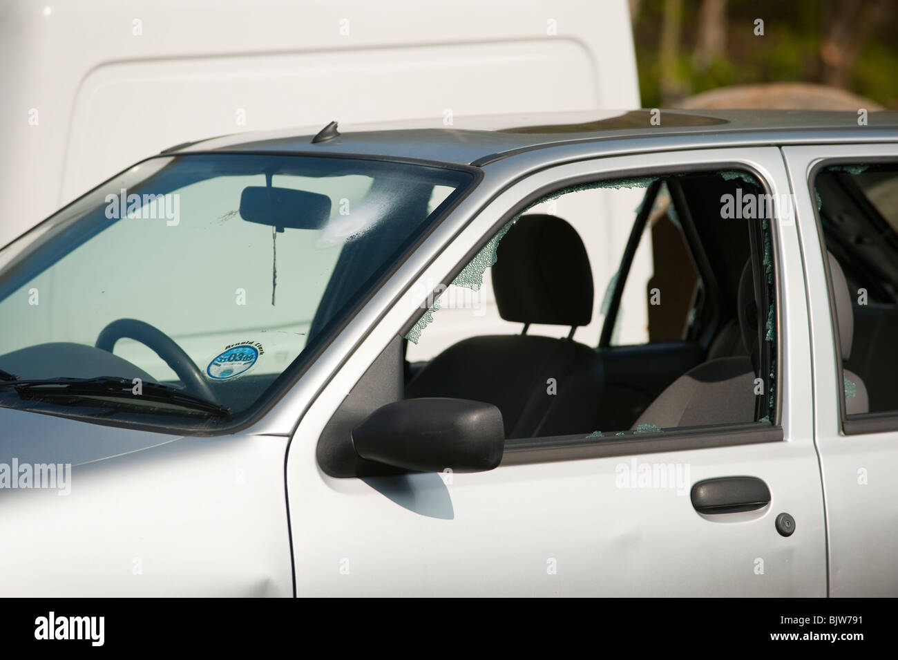 Smashed car window following theft from vehicle Stock Photo - Alamy