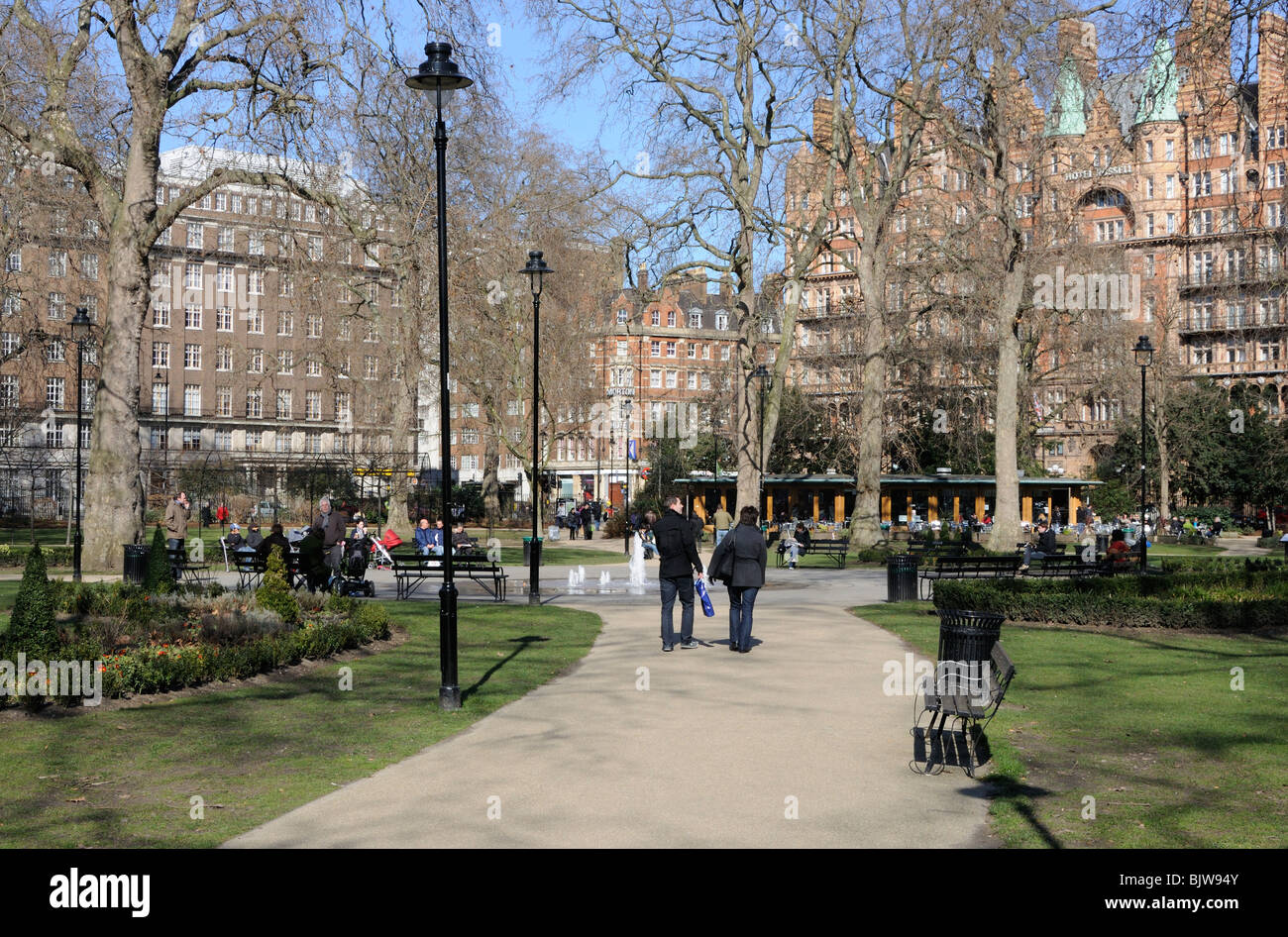 London footpaths hi-res stock photography and images - Alamy