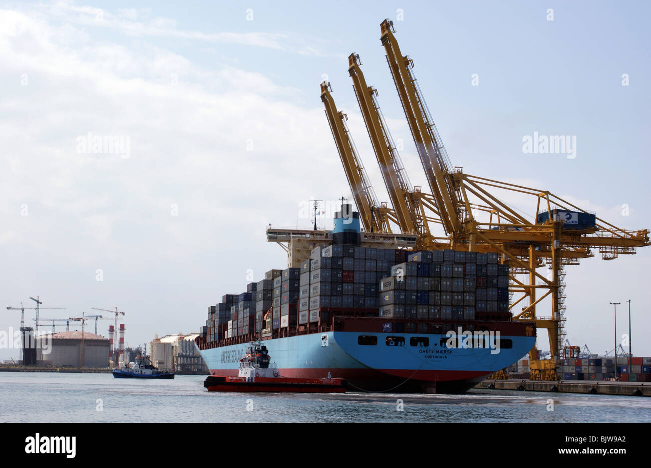 Tug ship cranes hi-res stock photography and images - Alamy