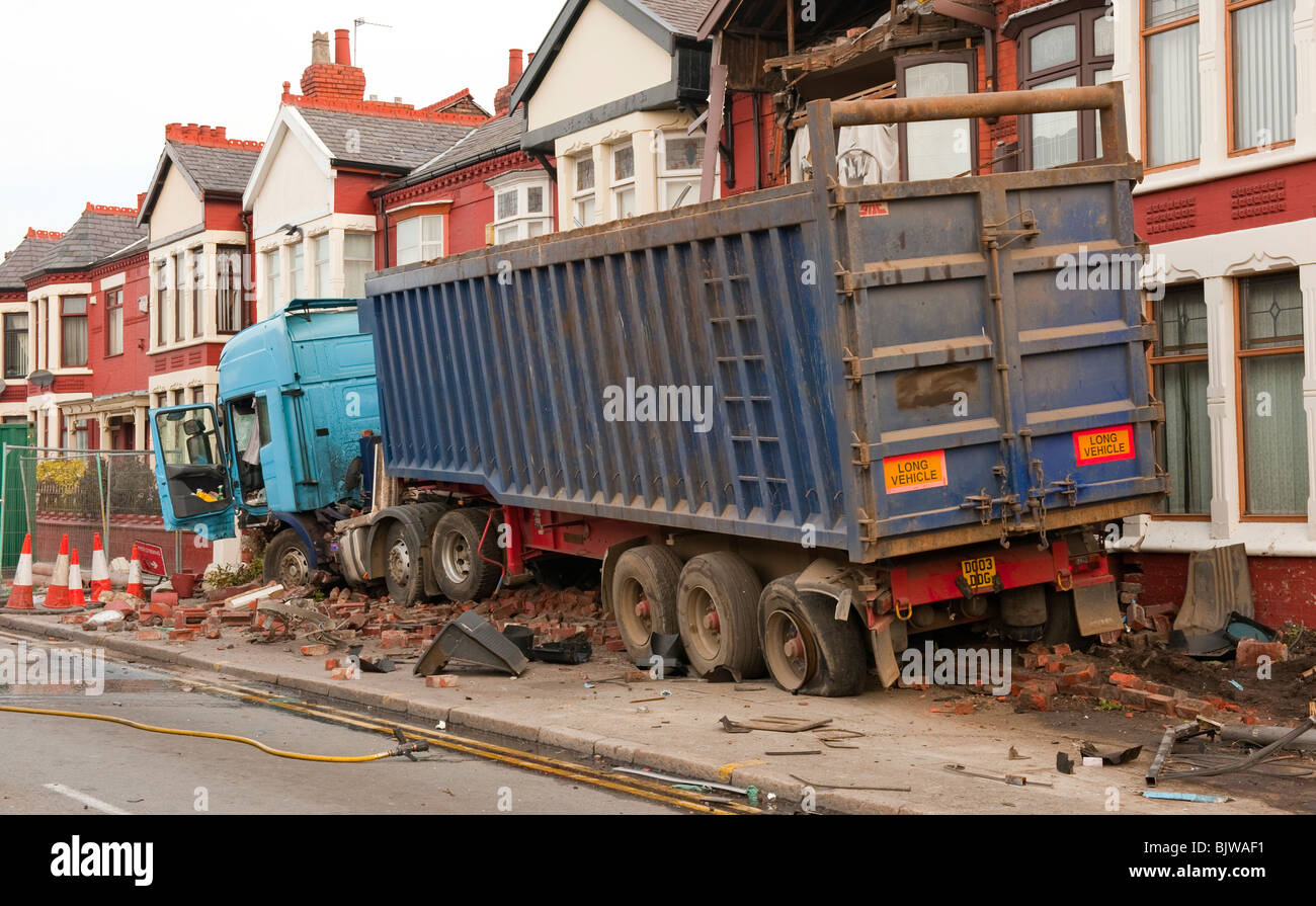 HGV Articulated Lorry crashed into front of house Stock Photo - Alamy