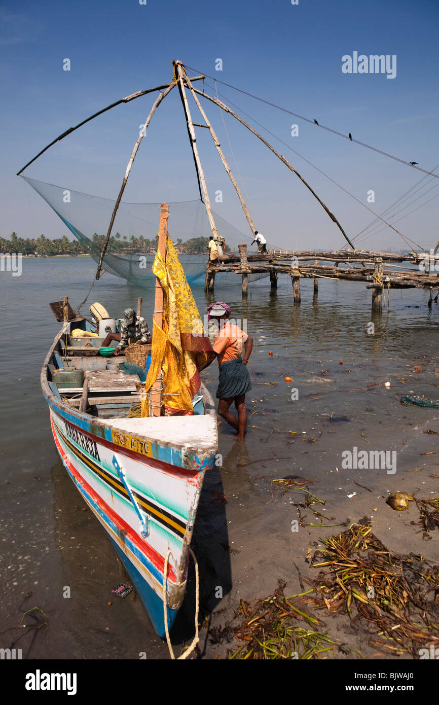 Traditional fishing boat kochi india hi-res stock photography and ...