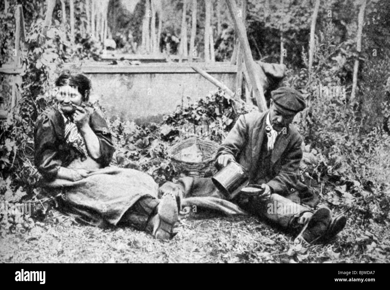 Kent hop pickers hi-res stock photography and images - Alamy