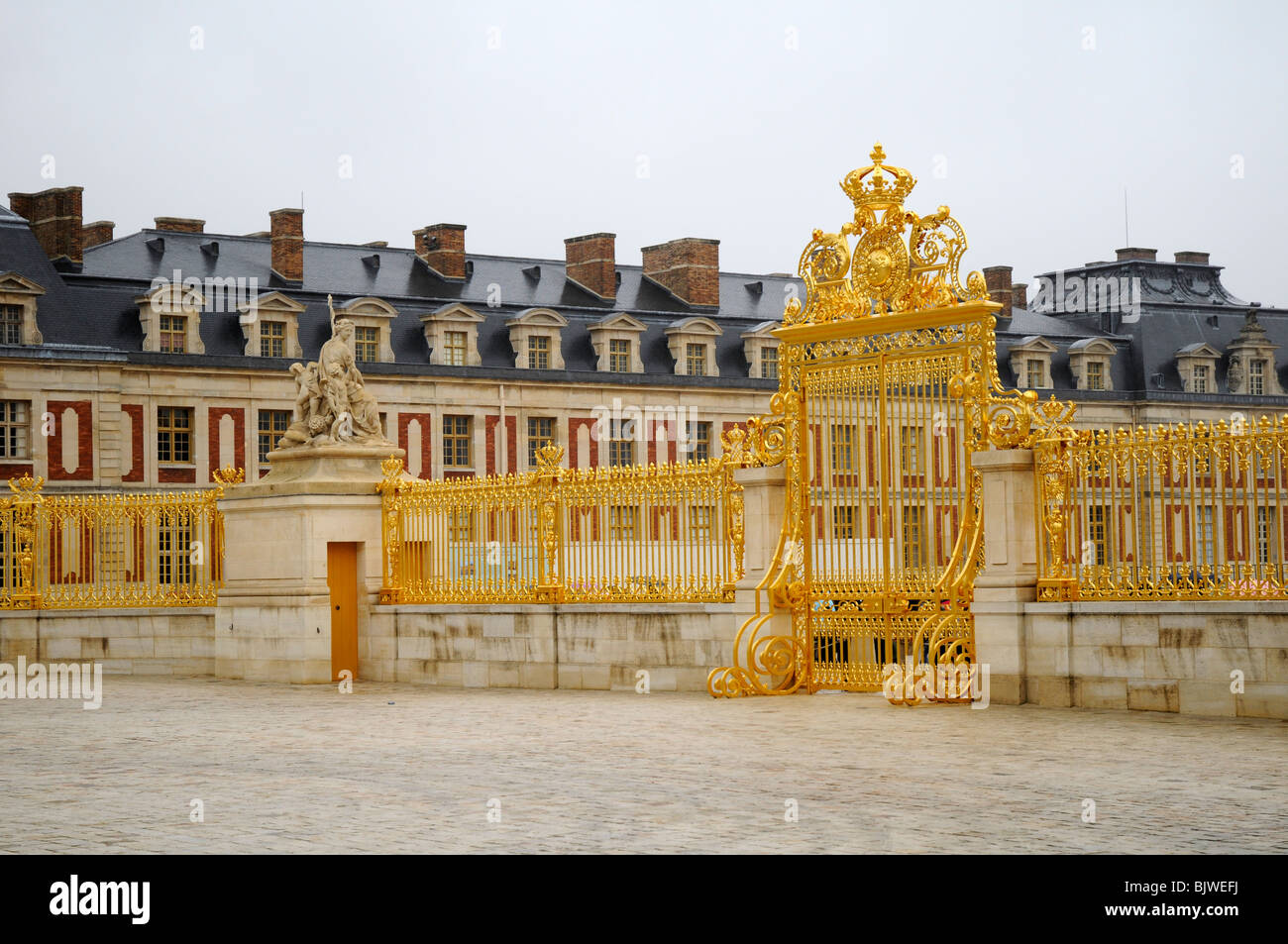 Main Gates of the Palace of Versailles, Paris, France Stock Photo - Alamy