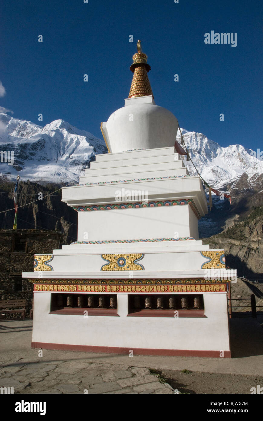 Chorten and snow covered mountains, Manang, Annapurna Circuit, Nepal ...
