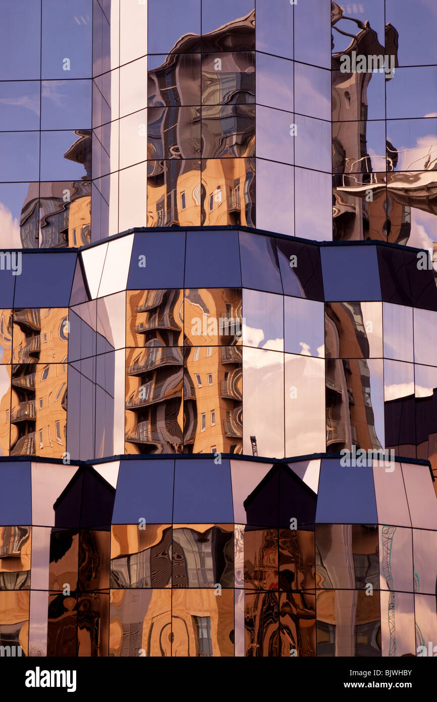 Glass clad building hi-res stock photography and images - Alamy