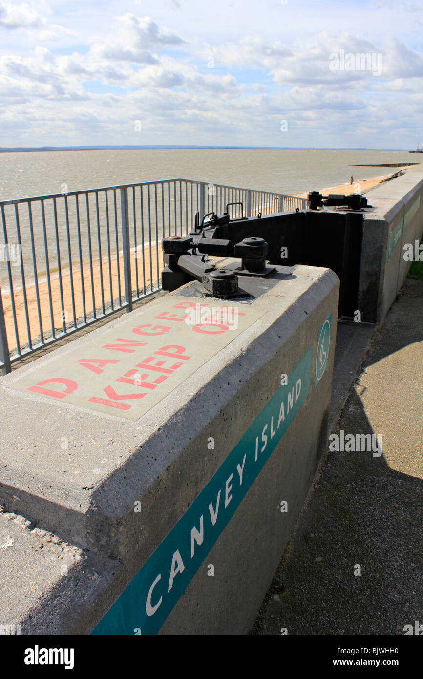 Canvey island flood defences hi-res stock photography and images - Alamy