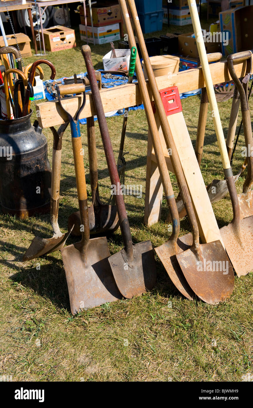 Rust rusty shovel shovels chemical oxidation iron oxide oxygen ...