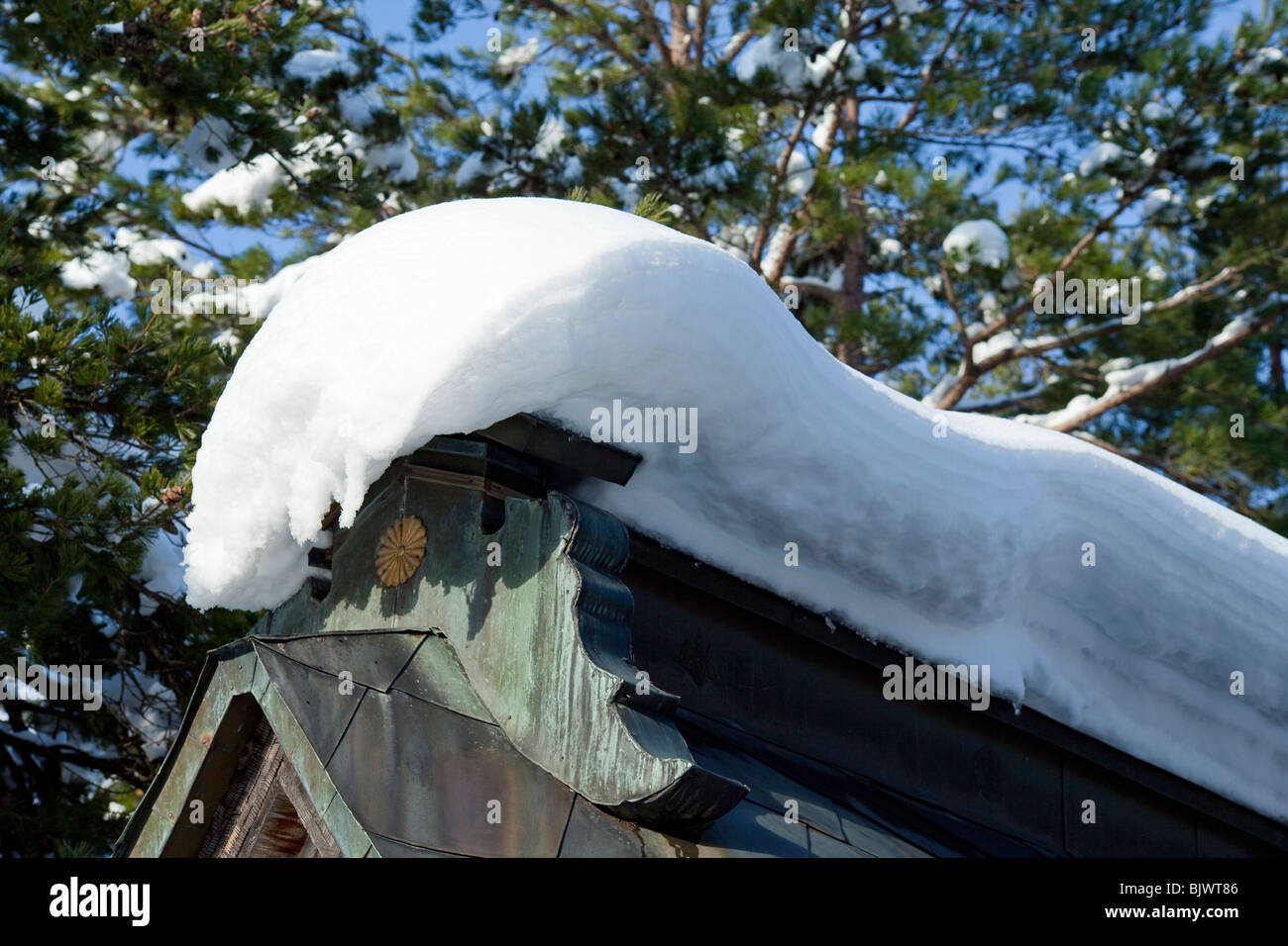 Snow on roof of building Stock Photo - Alamy