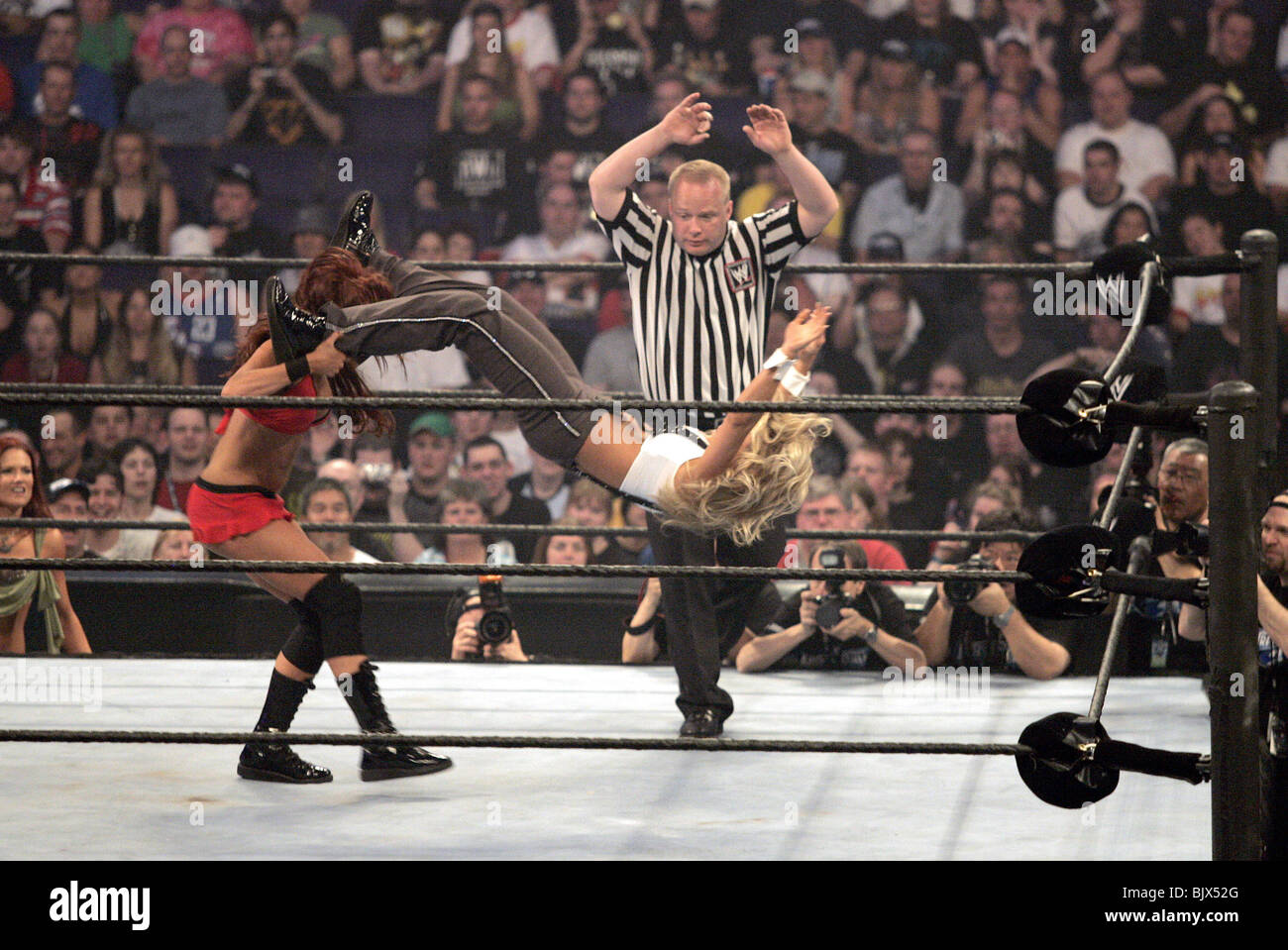 CHRISTY HEMME V TRISH STRATUS WRESTLEMANIA 21 GOES HOLLYWOOD STAPLES ...