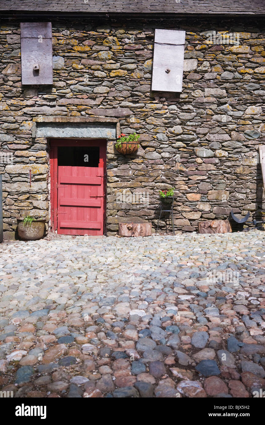 Cobbled yard hi-res stock photography and images - Alamy