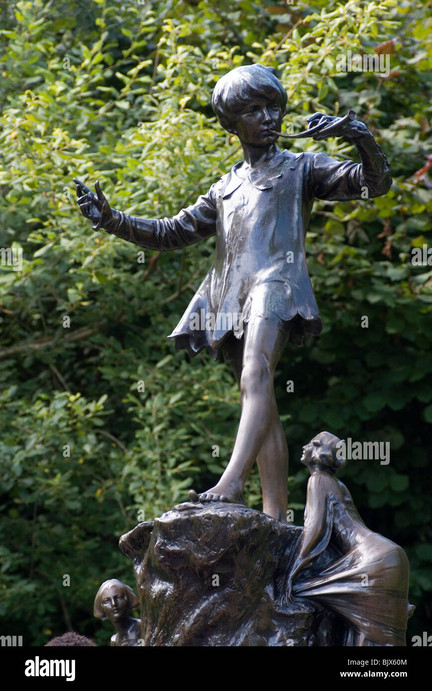 Sculpture peter pan kensington gardens hi-res stock photography and ...