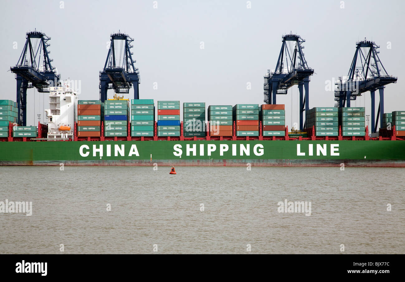 Unloading containers ship uk hi-res stock photography and images - Alamy