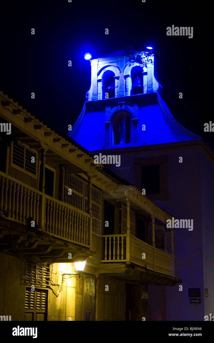 Colombian street scene at night hi-res stock photography and images - Alamy
