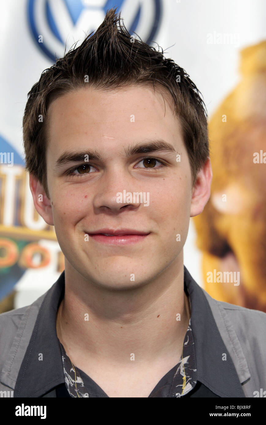 Johnny Simmons And Emma Roberts